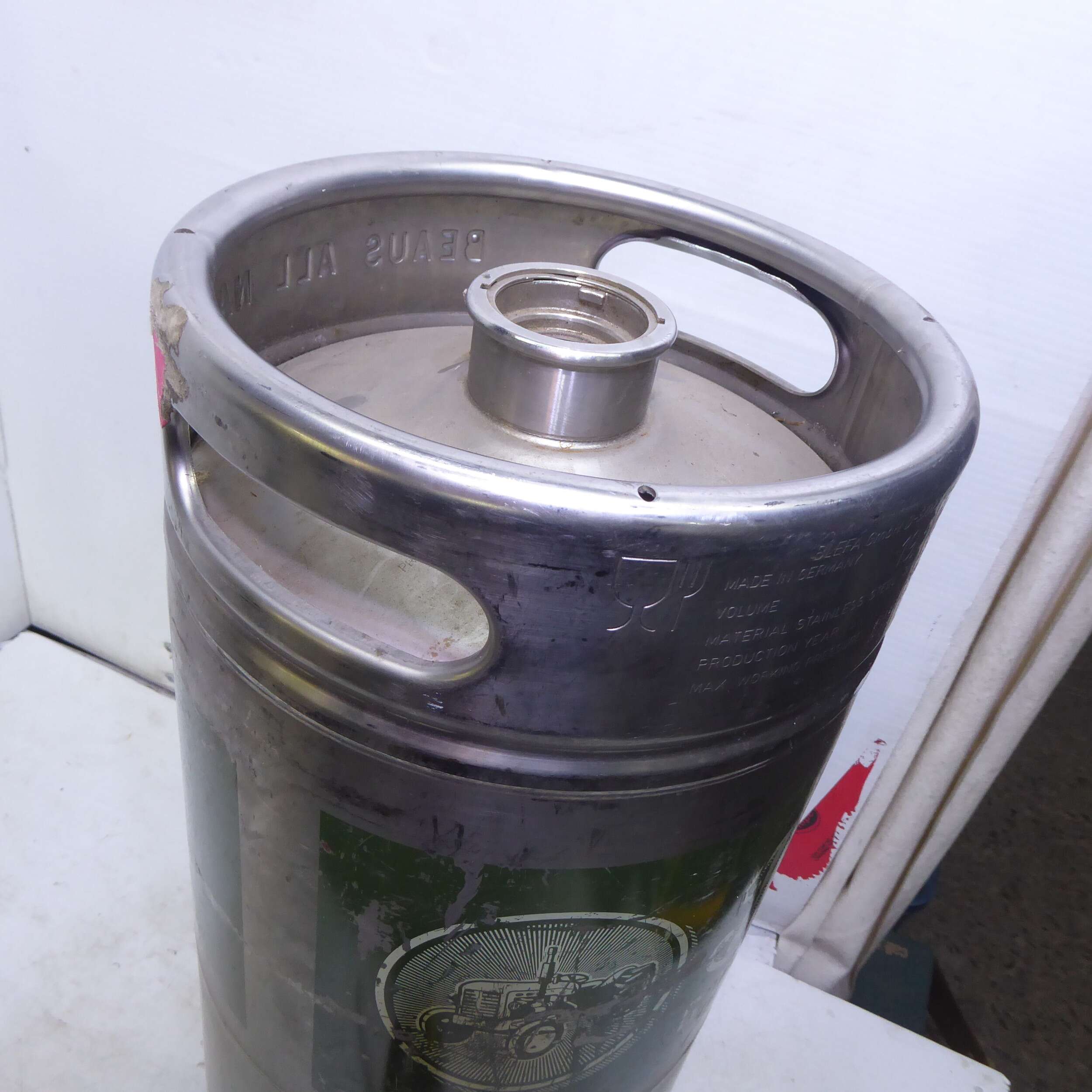 Baril de bière en metal 23" x 9 " diam (Tel quel)/ metal beer barrel ...