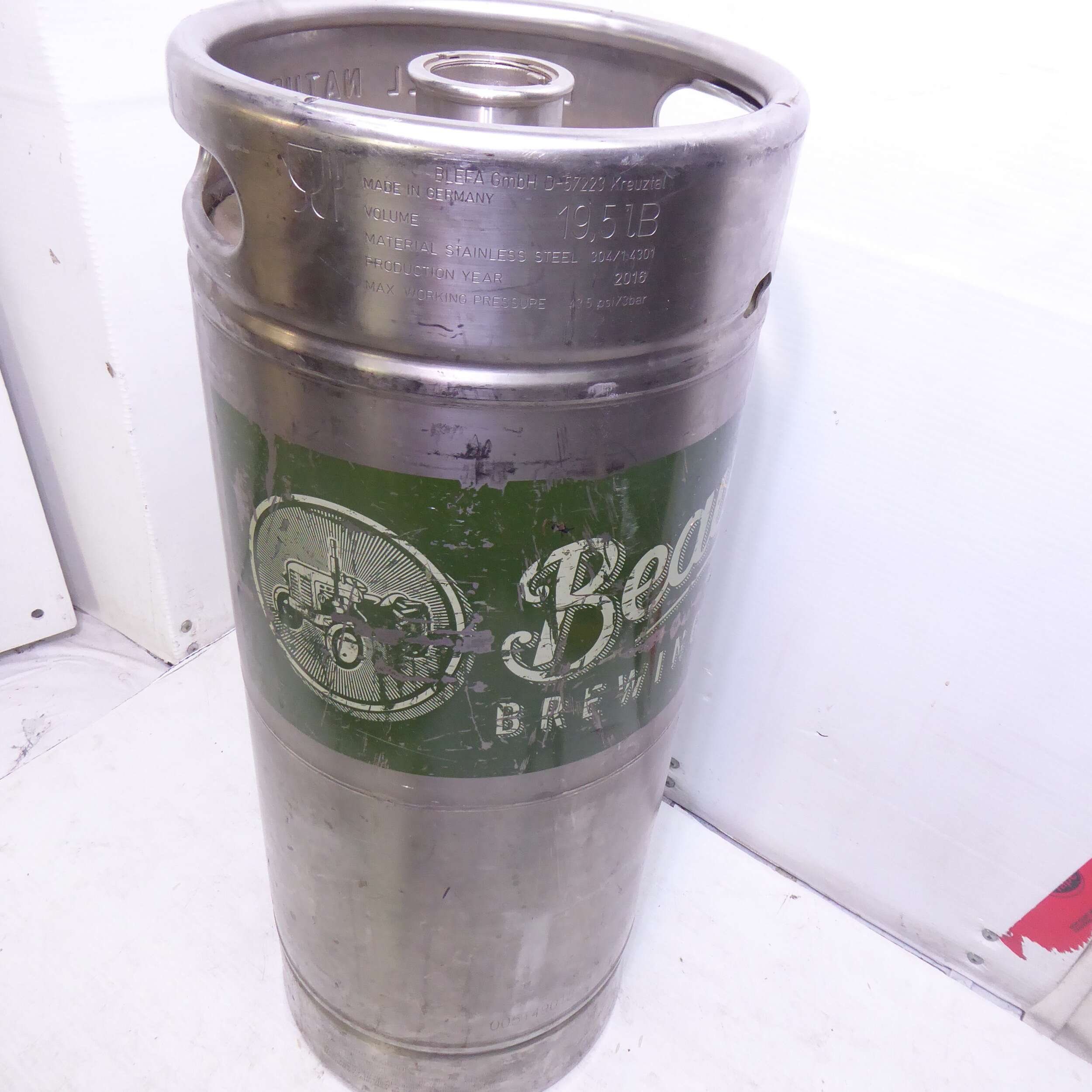 Baril de bière en metal 23" x 9 " diam (Tel quel)/ metal beer barrel ...