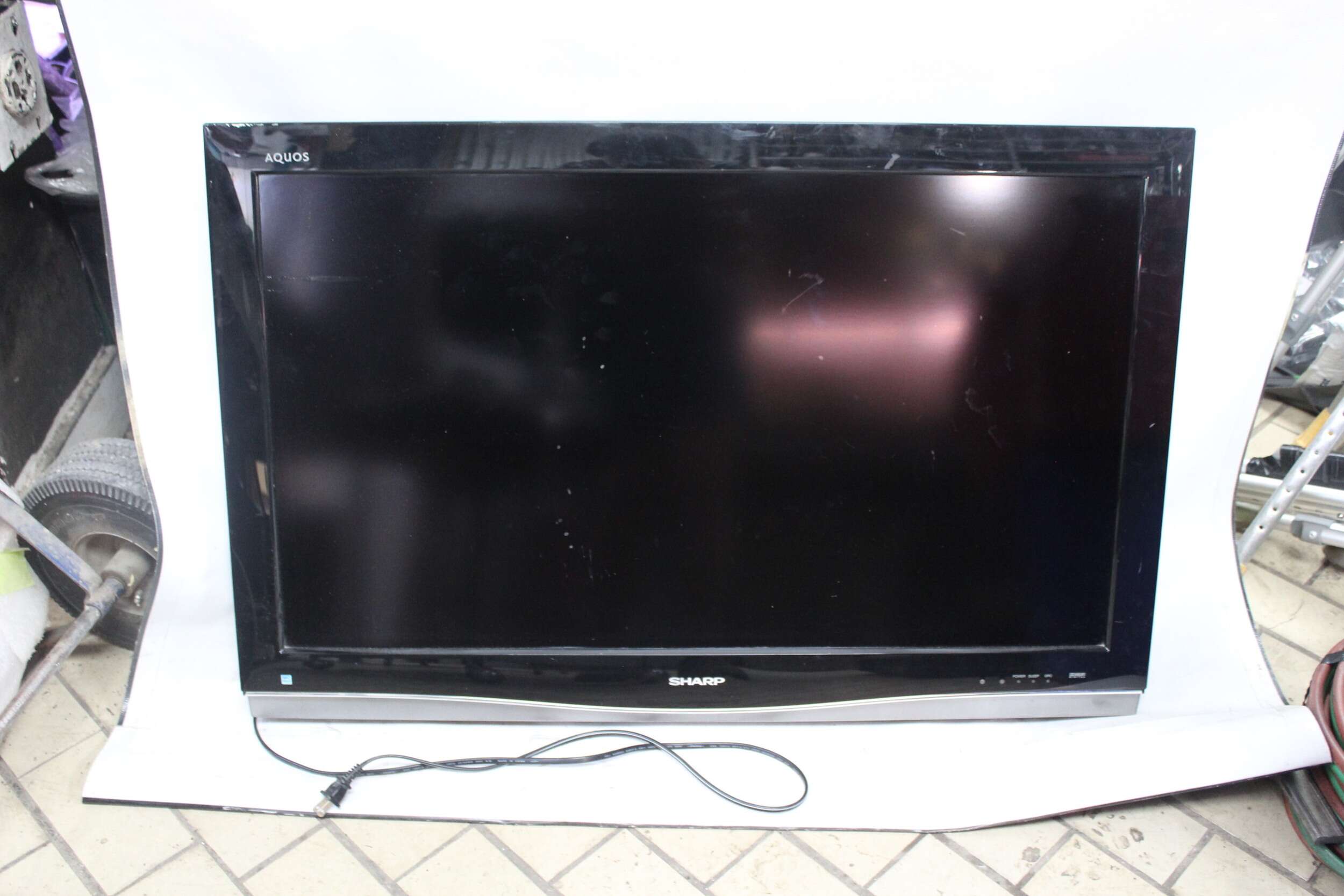 Télévision TV Sharp Aquos 37" sans base - RECYBORG