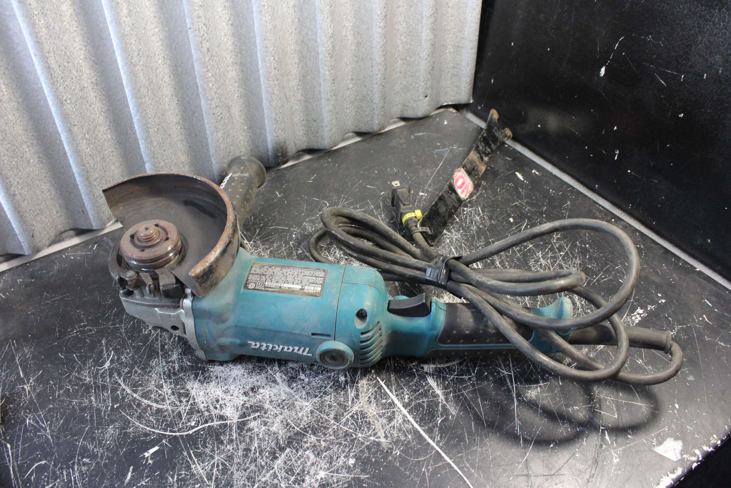 Meuleuse d'angle MAKITA modèle GA5020 5'' avec clé - RECYBORG