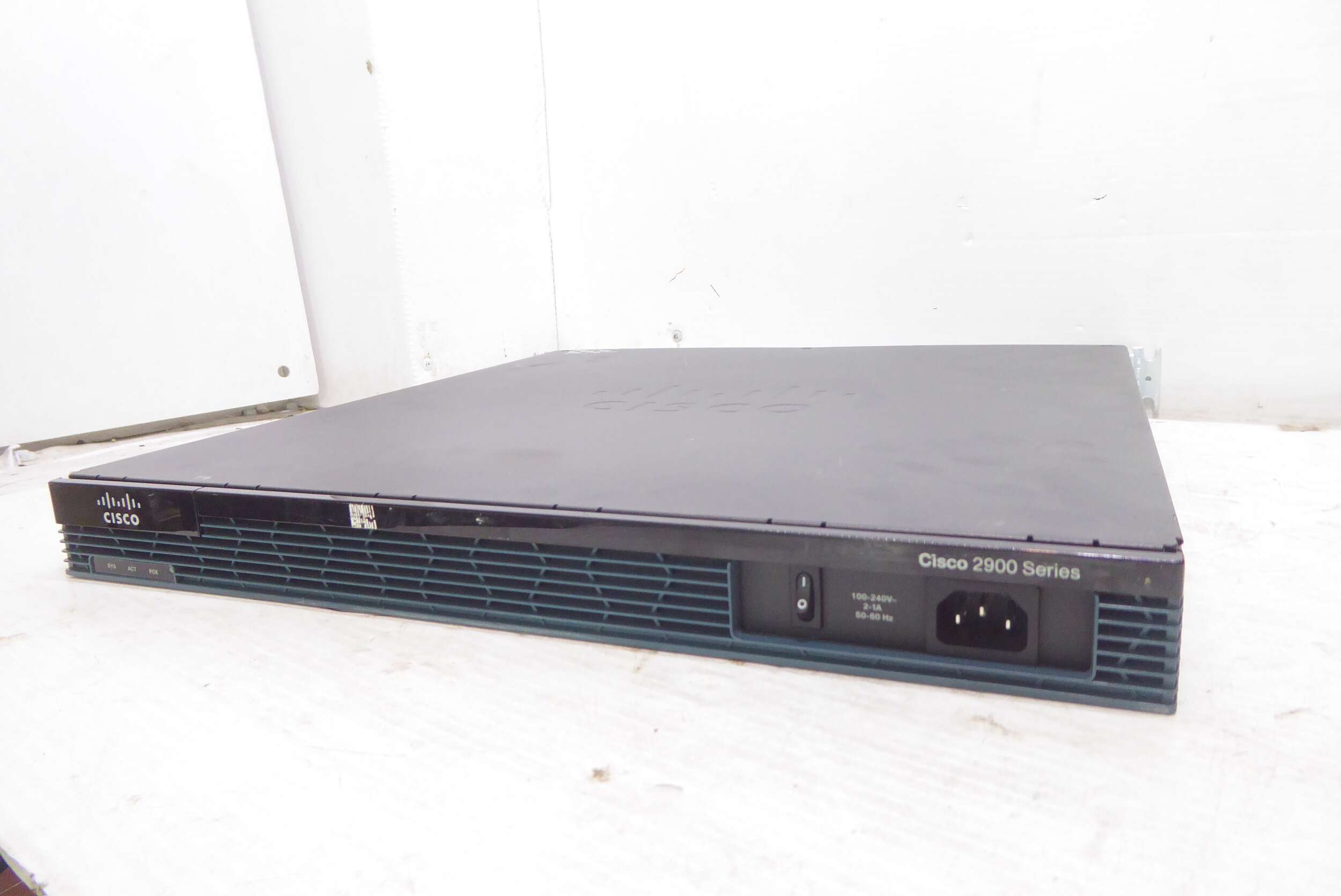 Cisco 2900 Series 2901 Integrated Services Router rackmount - RECYBORG