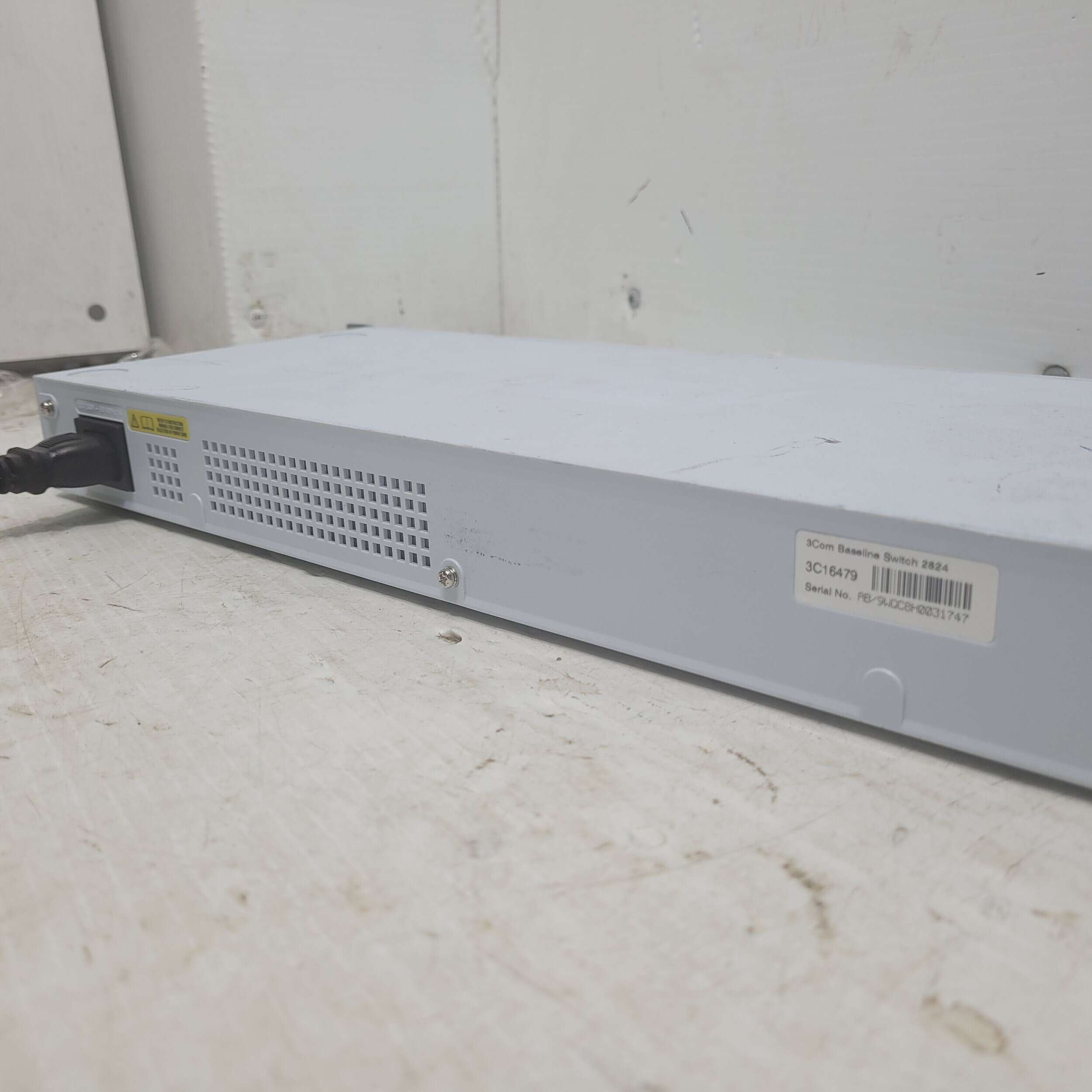 3COM Baseline Switch 2824 | 24-Port 10/100/1000 - RECYBORG