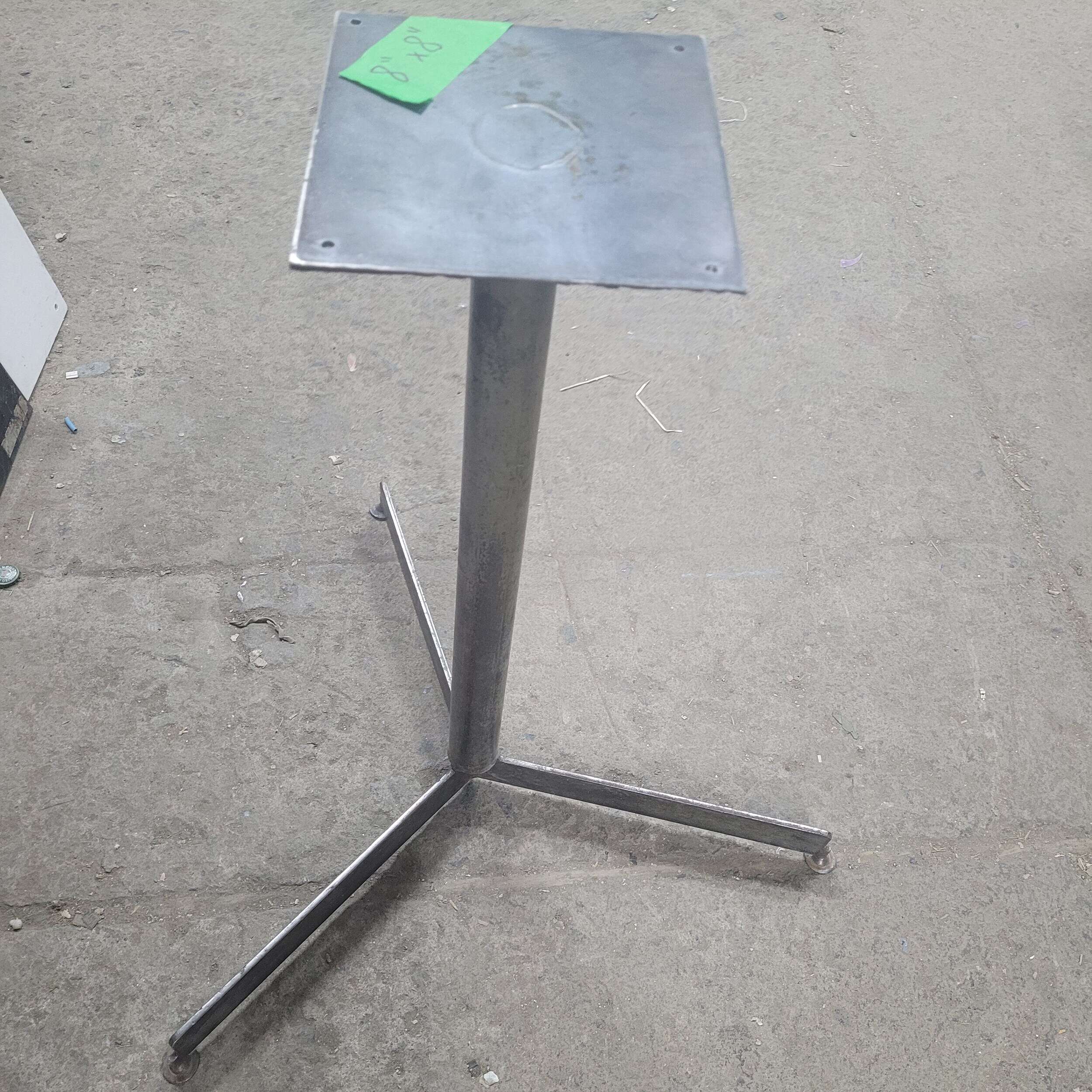 Table metal base / support en acier 29 h x 27 largeur maximal et base ...