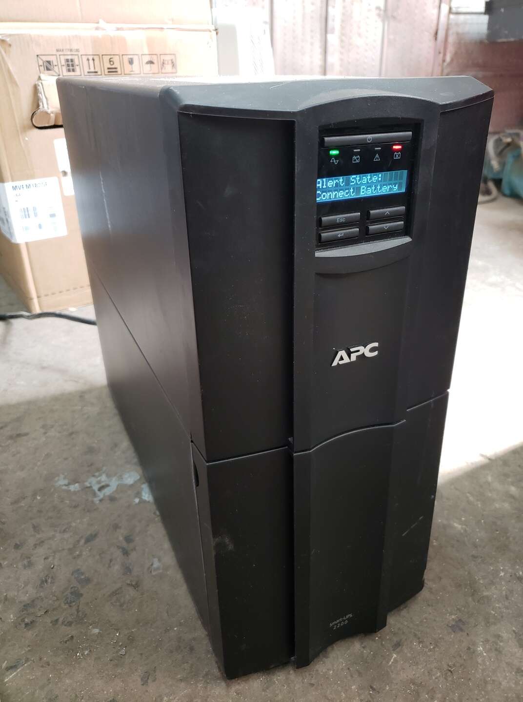 APC Smart-UPS, Line Interactive, 2200VA, Tower, 120V (batterie à remplacer) - RECYBORG